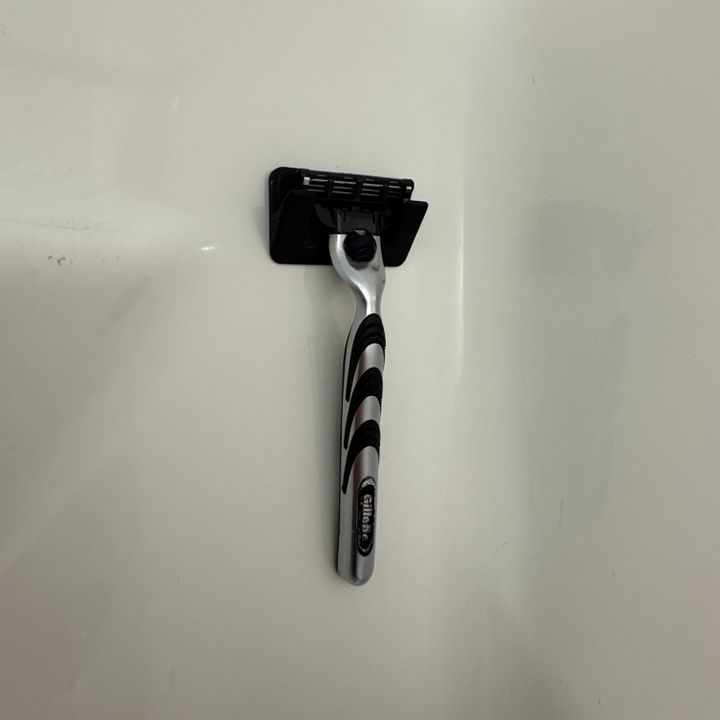 3D Printable Wall Mount Razor Holder - designx-lab.com by Giovanni Cicci