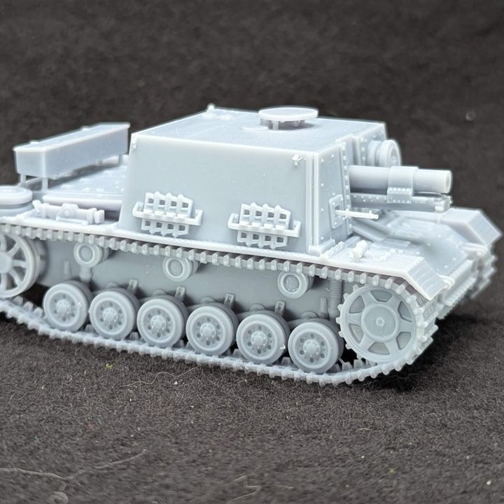 3D Printable STUG 33b (Sturminfantrie geschutz 33b) + 3 Tankmen ...