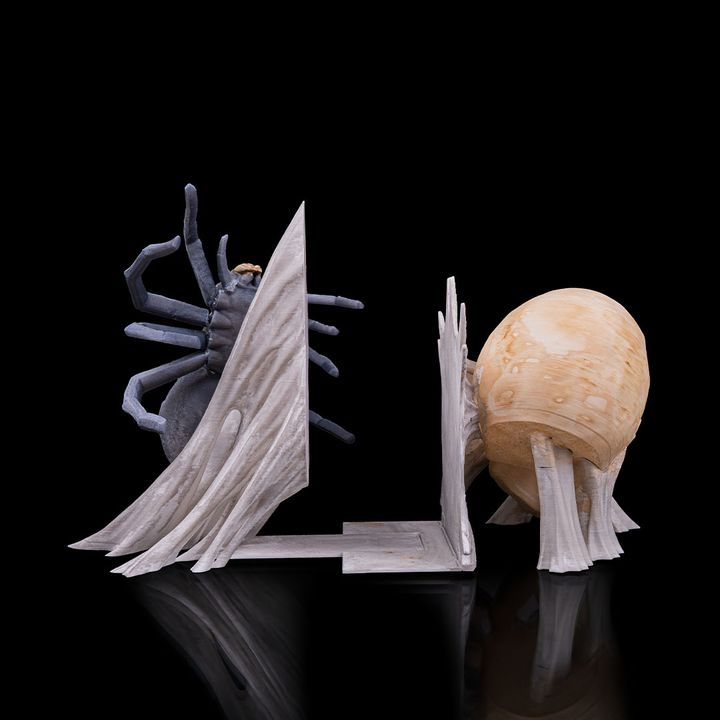 3D Printable Thread of Horror Bookend by Stlflix