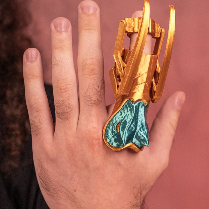 3D Printable Snake Strike Finger Blade by Stlflix