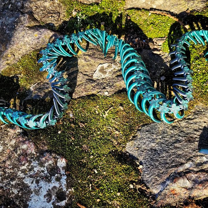 3D Printable Articulated Snake Skeleton by MagniModels