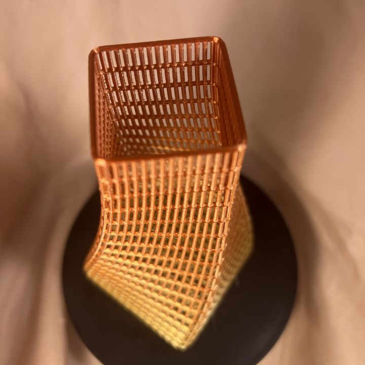 3D Printable Twisted Mesh Vase by Stanley