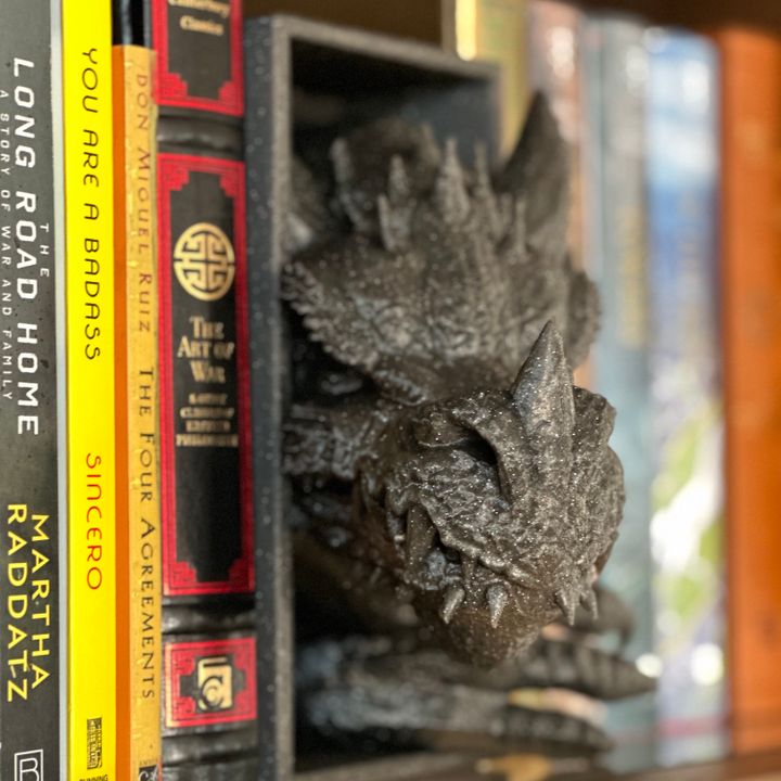 3D Printable Dragon Emerging Book Nook – Head & Tail Edition by CraftyKid3D